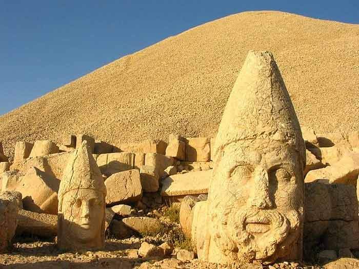En Turquía, ante las esculturas monumentales del monte Nemrut